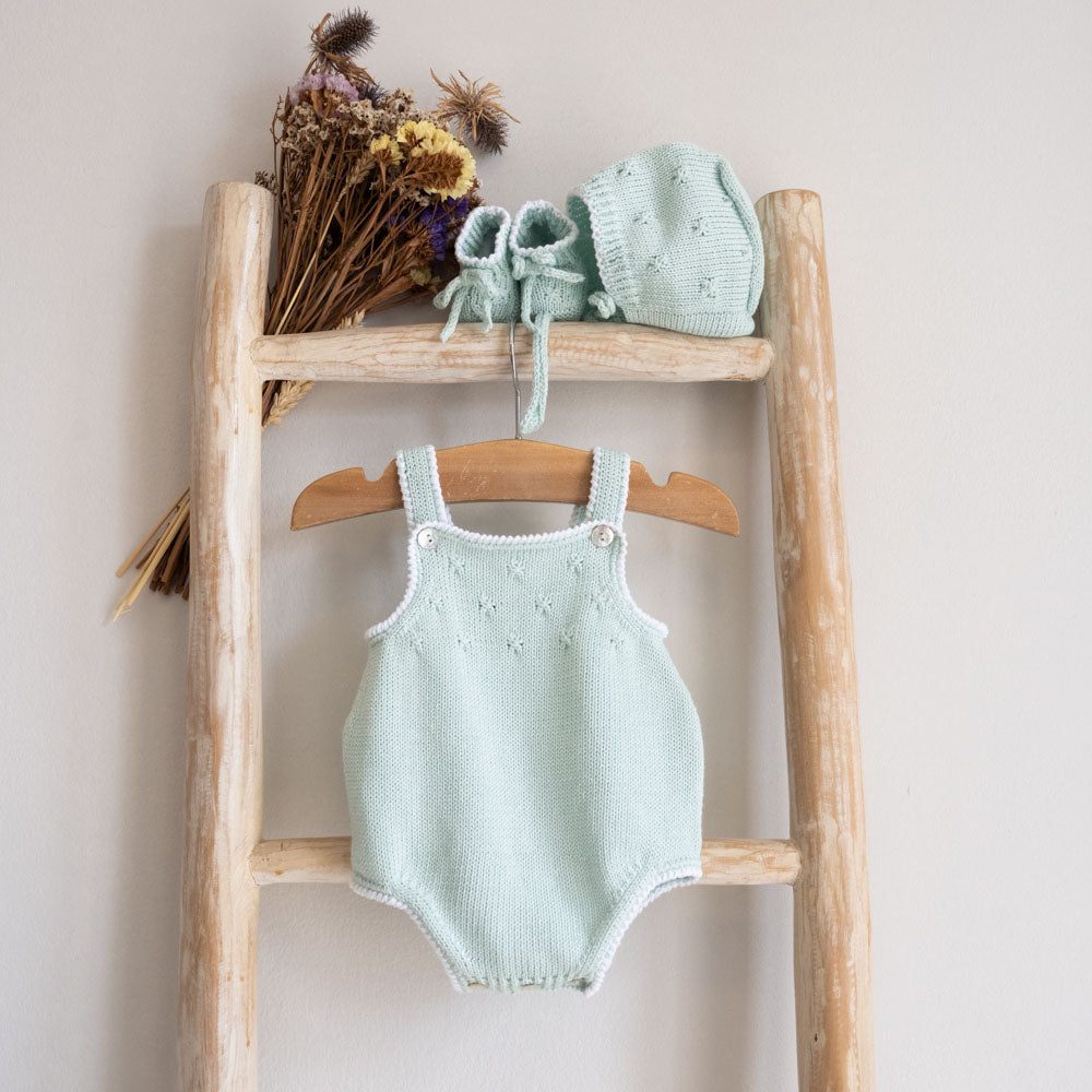 Knitted Romper with small cable details and white trim – Pukatuka